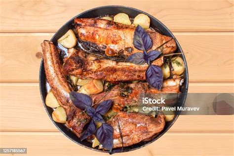 나무 테이블에 감자와 허브를 구운 돼지 갈비의 좋은 요리 목에 대한 스톡 사진 및 기타 이미지 목 양념에 재기 돼지고기