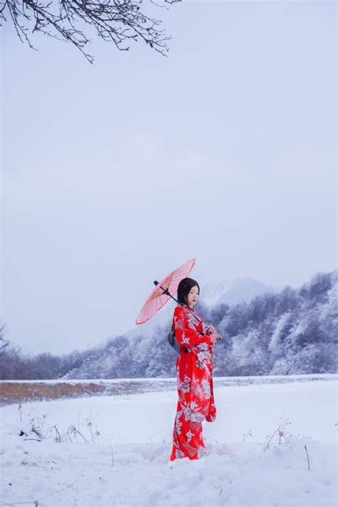雪中的和服女子 每日头条