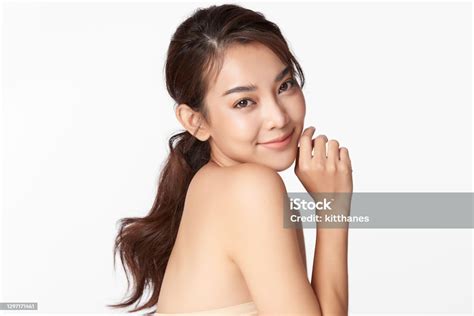 흰색 배경에 깨끗한 신선한 피부를 가진 아름다운 젊은 아시아 여성 얼굴 관리 얼굴 치료 화장품 아름다움과 스파 아시아 여성