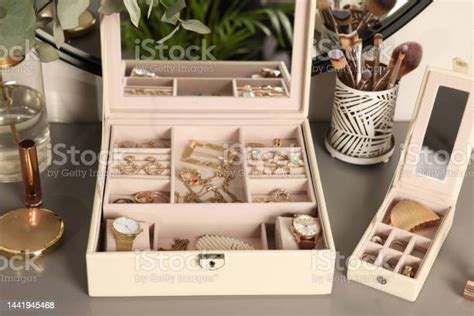 비싼 손목시계와 회색 테이블에 아름다운 보석류가 있는 우아한 보석 상자 0명에 대한 스톡 사진 및 기타 이미지 0명 개인 장식품 귀걸이 Istock