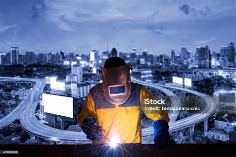 용접 작업자 강철 용접 구조 고속도로와 건설 산업 일 개념에 대 한 배경에서 현대 도시 강철에 대한 스톡 사진 및 기타 이미지 강철 개념 건설 기계류 Istock