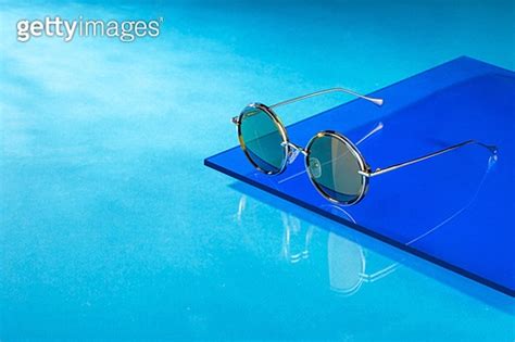 아크릴 색상 컬러 화장품 몸단장제품 스킨케어 탑앵글 파랑 물결 선글라스 자외선 자외선차단 이미지 Jv11860661 게티이미지뱅크