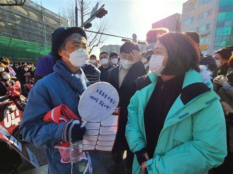 혜인 드디어 김진숙 지도위원을 다시 만났습니다 오늘 청운동에 도착한 김진숙 지도위원을 만났습니다 지난해 12월 말 김지도님이 청와대까지 걸음을 시작했을 때엔