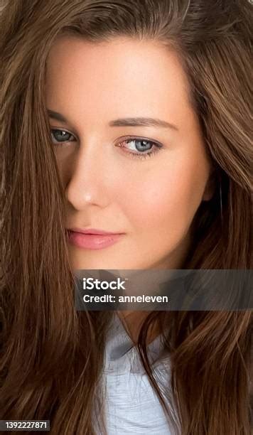 뷰티 초상화 긴 머리와 자연스러운 얼굴 메이크업 패션과 매력적인 룩 스킨 케어 화장품 및 헤어 케어를 가진 아름다운 여성 30 34세에 대한 스톡 사진 및 기타 이미지