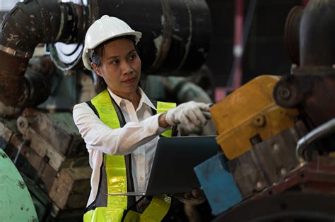 작업자 엔지니어 여성 공장 또는 보관 창고 산업 공장에서 노트북 컴퓨터로 작업하는 엔지니어 제조용 기계 검사 유지 보수 공장 운영 제어 40 44세에 대한 스톡 사진 및
