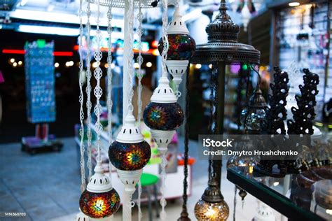 전통적인 수제 다색 터키어 모로코 아라비아 램프 모자이크 스타일과 컬러 유리 랜턴 터키의 기념품 가게에있는 터키 램프 0명에 대한 스톡 사진 및 기타 이미지 Istock