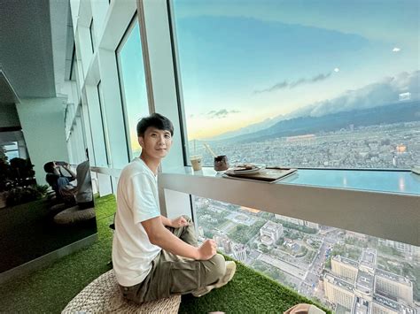 世界最高秘境花園，台北101觀景台的神秘通道「登頂101f」與藍天白雲並肩！