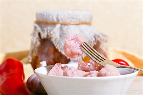 홈메이드 여름 작물 보존 채소 채식 다이어트 건강에 좋은 음식 마늘과 당근을 곁들인 유리 병에 담긴 천연 통조림 콜리플라워를 흰색 그릇에 담은 접시 0명에 대한 스톡 사진