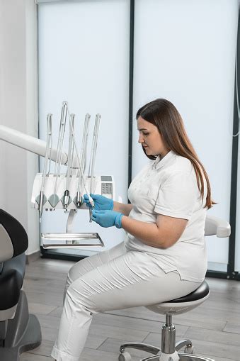 현대적인 장비가 배경에 보이는데 이는 의사의 높은 전문성과 최고의 치과 치료를 제공하려는 의지를 나타냅니다 세련된 디자인과 배려의 표현으로 치과 의사는 쾌적한 환경을 만들기