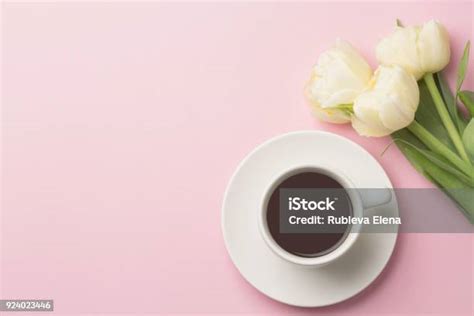 튤립 그리고 분홍색 배경에 커피입니다 편평한 꽃을 텍스트 위한 공간을 가진 음료 인사말 카드입니다 행복 한 하루 개념 0명에 대한 스톡 사진 및 기타 이미지 Istock