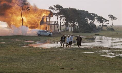 희생 안드레이타르코프스키 씨네21 공간 기억 시간의 삼위일체 와 주인공 알렉산더는 바로 그 집을 불태워버렸다 이