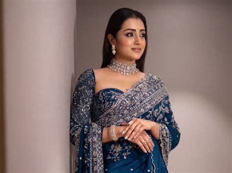 பட்டுப்புடவையில் மாலையும் கழுத்துமாக மணப்பெண் கோலத்தில் நடிகை த்ரிஷா வைரலாகும் திருமண வீடியோ