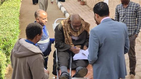 كبار السن أمام اللجان الانتخابية قصص في حب الديمقراطية صور الوطن