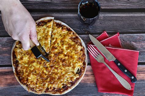 특수 칼로 수제 피자를 조각으로 자릅니다 빨간 냅킨 나이프와 포크 소다 음료 한 잔 건강에 좋지 않은 음식에 대한 스톡 사진 및 기타 이미지 건강에 좋지 않은 음식