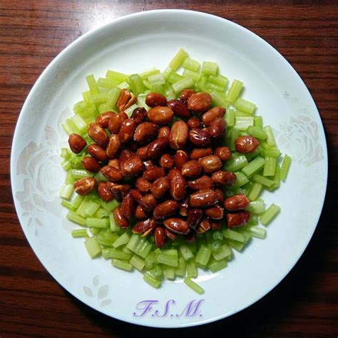 【生芹菜拌炒花生的做法步骤图，怎么做好吃】怡然838下厨房