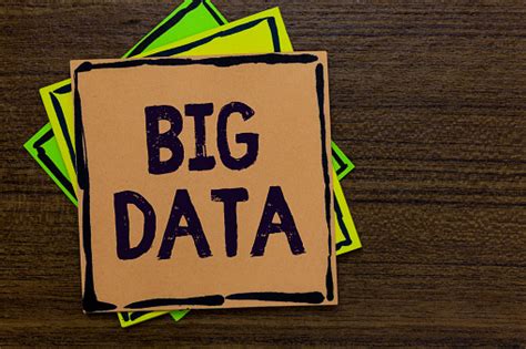 단어 쓰기 텍스트 큰 데이터입니다 비즈니스는 너무 복잡 한 기존의 소프트웨어를 다룰 수 없다 종이 노트 중요 한 알림 익스프레스 아이디어 메시지 나무 배경과 세트에 대 한