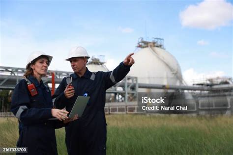 두 명의 에너지 엔지니어 남성과 여성 산업 단지의 가스 및 석유 화학 생산 공장의 Lpg 가스 저장 탱크 측면에서 작업 천연가스에 대한 스톡 사진 및 기타 이미지 Istock
