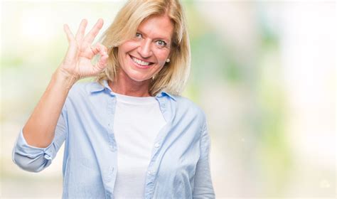 중간 나이 금발 여자 격리 된 배경을 미소를 통해 긍정적인 손과 손가락으로 Ok 사인을 하 고 성공적인 식입니다 금발 머리에 대한 스톡 사진 및 기타 이미지 Istock