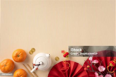 번영과 축하를 상징하는 미묘한 줄무늬 파스텔 배경에 귤 전통 차 세트 장식용 접힌 부채를 특징으로 하는 축제 중국 설날 배열 2025년에 대한 스톡 사진 및 기타 이미지
