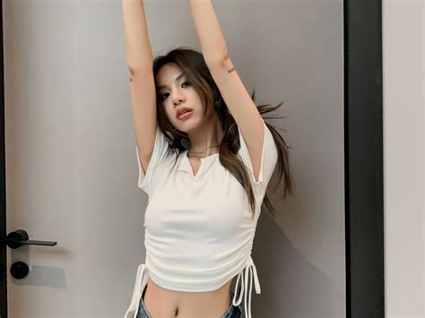 周扬青在节目中自爆曾被邀请出演女一号，坦言自己不是艺人，是网红！罗志祥都能网友