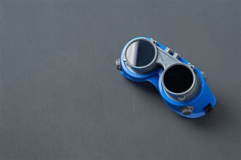 용접 작업장에서 어두운 콘크리트 책상에 놓여있을 때 눈을 보호하기 위한 이중 유리가달린 파란색 고글 텍스트를 위한 공간 개성 개념에 대한 스톡 사진 및 기타 이미지 Istock