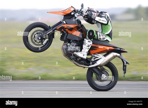 Ktm 690 Supermoto Wheelie Ktm 690 Supermoto Helped To Pull