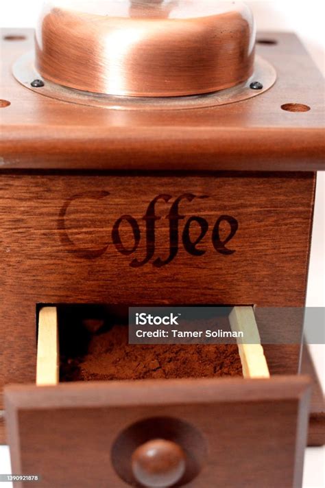 캐치 서랍 원뿔형 버 밀 및 향신료 손 연삭이있는 수동 커피 그라인더 버 밀 머신의 클로즈업 가루로 빻은에 대한 스톡 사진 및 기타 이미지 Istock
