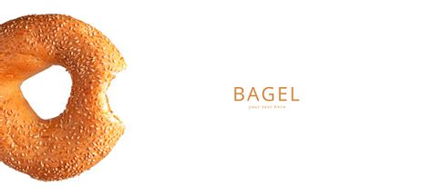 흰색 배경에 고립 된 참깨와 신선한 둥근 밀 베이글 바삭바삭한 빵 건강한 유기농 식품 전통 페이스트리 베이커리 제품 아침 베이글 광고 요소를 잘라 가리기에 대한 스톡 사진
