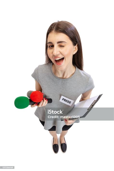 감성적인 어린 소녀 여성 기자가 흰색 스튜디오 배경에 고립된 기자 마이크를 들고 있는 모습이 높은 각도를 볼 수 있습니다 소셜 미디어 언론 뉴스 정보의 개념 20 24세에