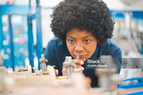 산업에서 기계를 검사하는 아프리카 헤어스타일을 가진 여성 엔지니어 여성에 대한 스톡 사진 및 기타 이미지 여성 Cnc 장치 검사 보기 Istock