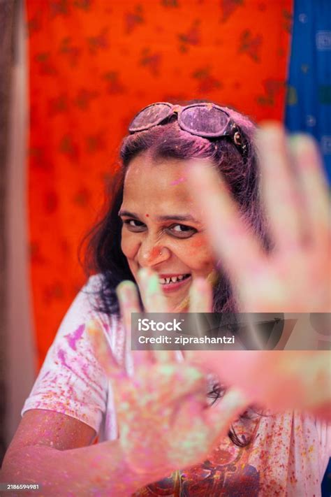 화려한 손을 보여주며 활기찬 인도의 색채 축제인 홀리를 축하하는 행복한 인도 여성 공휴일에 대한 스톡 사진 및 기타 이미지 Istock