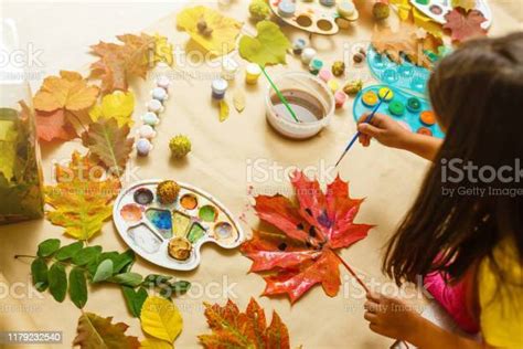 소녀는 잎을 페인트합니다 구아슈 브러쉬 다양한 단풍 어린이 예술 프로젝트 건조한 단풍에 손으로 그린 컬러풀한 가을에 대한 스톡 사진 및 기타 이미지 Istock