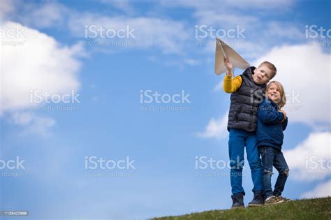 공원에서 종이 비행기를 발사 귀여운 아이 소년 작은 아이 들 형제 재미와 큰 수 제 비행기와 함께 연주 야외에서 아이 들과 함께 활동 라이프 스타일 형제 감기와 독감에 대한
