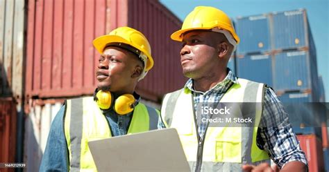 안전 유니폼과 안전모를 쓰고 노트북으로 작업하고 화물에서 통신 라디오를 들고 있는 두 명의 전문 아프리카 엔지니어 20 24세에 대한 스톡 사진 및 기타 이미지 Istock