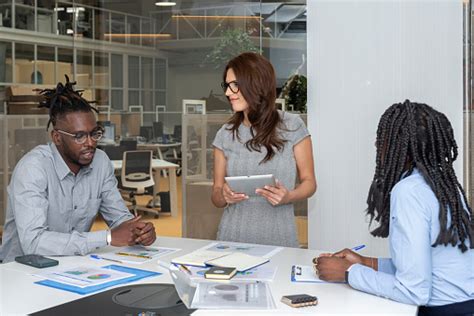 프로젝트를 논의하는 회의에서 세 개의 다민족 비즈니스 파트너 3 명에 대한 스톡 사진 및 기타 이미지 3 명 30 34세 35 39세 Istock