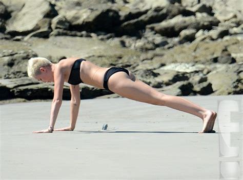 Foto De Miley Cyrus Yoga Butt Poses