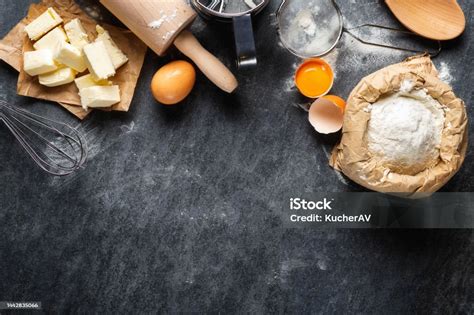 빵집 배경입니다 베이킹 반죽 밀가루가 든 종이 봉지 계란 버터 롤링 핀 및 복사 공간이 있는 어두운 배경의 체 요리 재료 가방에 대한 스톡 사진 및 기타 이미지 Istock