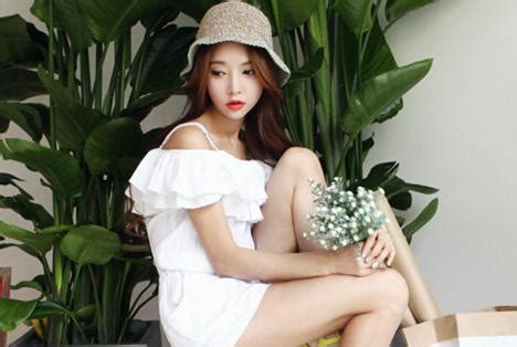 矮个子女生穿衣搭配印花连体裤穿出清新学院风