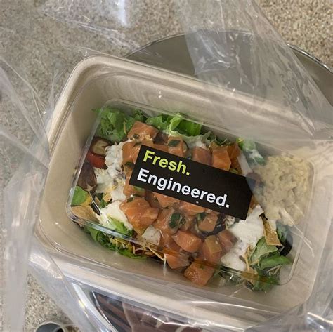 맛있는 연어 요리와 야채 후무스 또띠아칩 즐기기