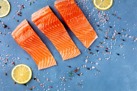 레몬 연어 조각 텍스트 장소와 소금과 후추와 함께 촬영 오버 헤드 플랫 누워 생선 요리 건강한 식생활에 대한 스톡 사진 및 기타