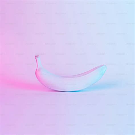 생동감 넘치는 대담한 그라데이션 홀로그램 네온 색상의 바나나 컨셉 아트 최소한의 초현실주의 배경 사진 Unsplash의 과일 이미지