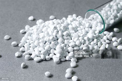 플라스틱 펠 릿입니다 화이트 반짝 플라스틱 시험 관에 빛 금속 배경 플라스틱 원료입니다 과립에 대한 스톡 사진 및 기타 이미지 Istock