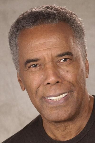 Robert Hooks About Entertainmentie