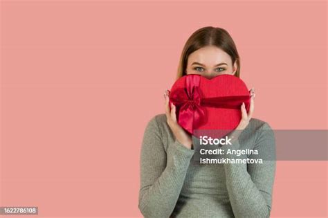 하트 모양의 선물 상자를 들고 웃고 있는 여성의 스튜디오 초상화 텍스트 배치가 있는 배너 18 19세에 대한 스톡 사진 및 기타 이미지 18 19세 귀여운 데이트