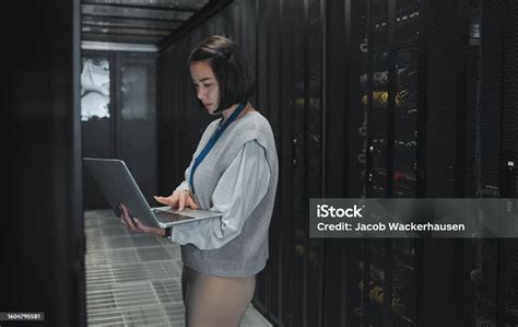 서버실 노트북 및 데이터 센터 관리 시스템 업데이트 및 사이버 보안을 위한 기술자 여성 아시아 전기 기술자 엔지니어링 또는 프로그래머 입력 코드의 초점 진지한 검사 데이터