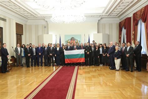 Радев връчи националния флаг на 33 ата българска полярна експедиция