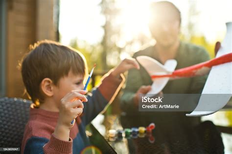 어린 소년과 그의 아버지는 장난감 비행기를 야외에서 만들고 페인팅합니다 2명에 대한 스톡 사진 및 기타 이미지 2명 4 5세 40 44세 Istock