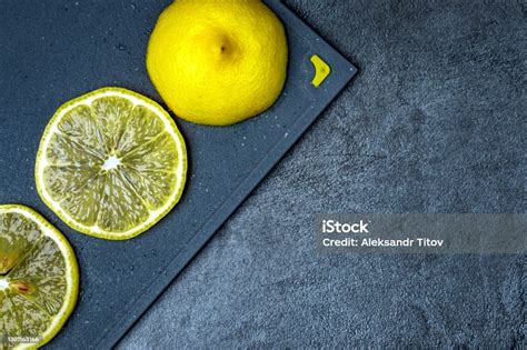 대리석 테이블 표면의 배경에 절단 플라스틱 보드에 슬라이스 레몬 클로즈업 0명에 대한 스톡 사진 및 기타 이미지 0명 개념 건강한 생활방식 Istock