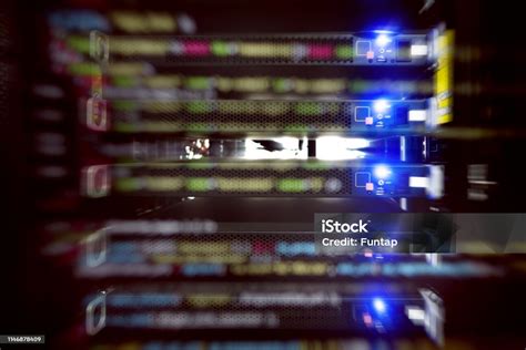 데이터 센터 서버 룸 웹 인터넷 및 네트워크 통신 기술 빅 데이터 스토리지 및 클라우드 컴퓨팅 컴퓨터 서비스 비즈니스 개념 0