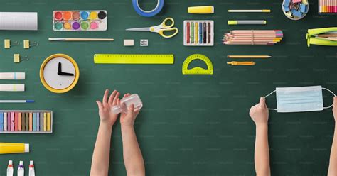 안면 마스크 인공 호흡기 및 학용품의 평평한 평면도 학교 및 코로나 바이러스 개념으로 돌아갑니다 사진 Unsplash의 슬로바키아 이미지